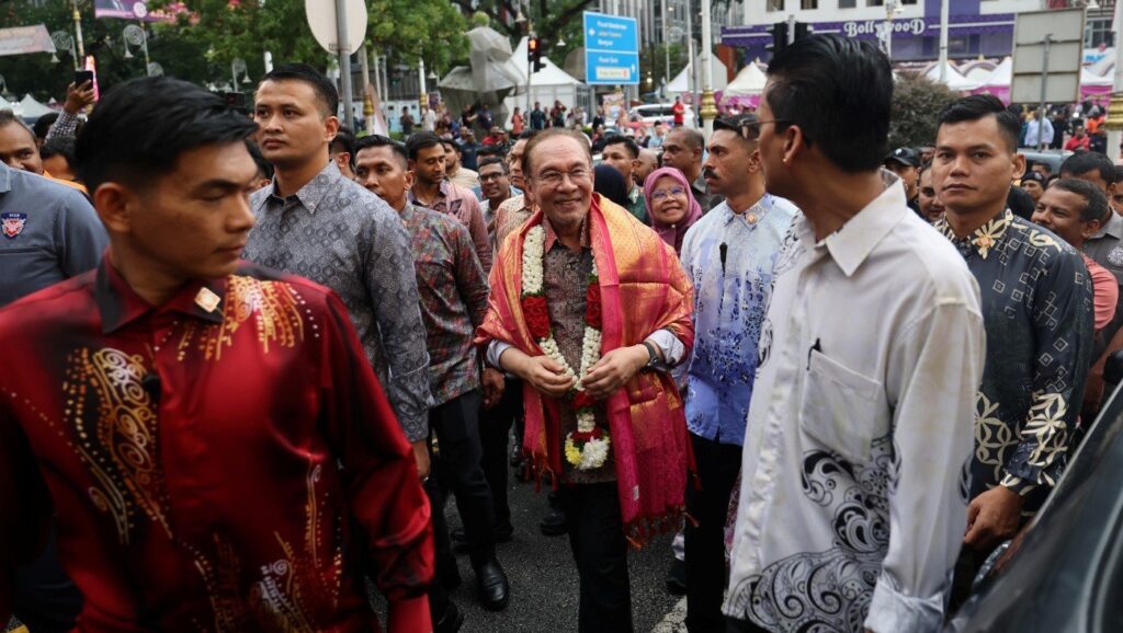 PM Anwar Joins Brickfields Deepavali Preparations, Connects With Community