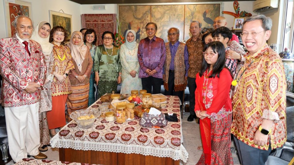 Premier Joins Gawai “Ngabang” at Alfred Jabu’s Residence in Kuching